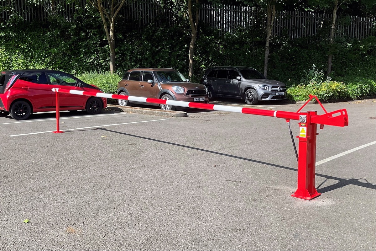 'Easy Lift' Arm Barrier with gas strut for effortless operation (2-8 ...